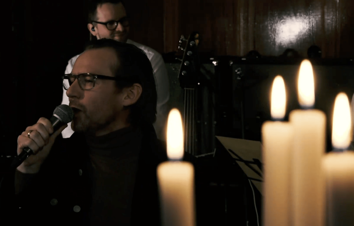 „Halli Melló“ opnaði glugga nr. 18 með glæsibrag í „Skaginn syngur inn ...