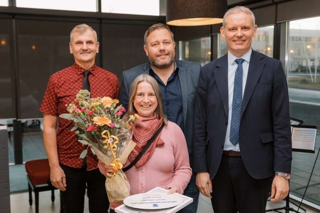 Einar Ottó fékk viðurkenningu fyrir fallega aðkomu að forgarði ...